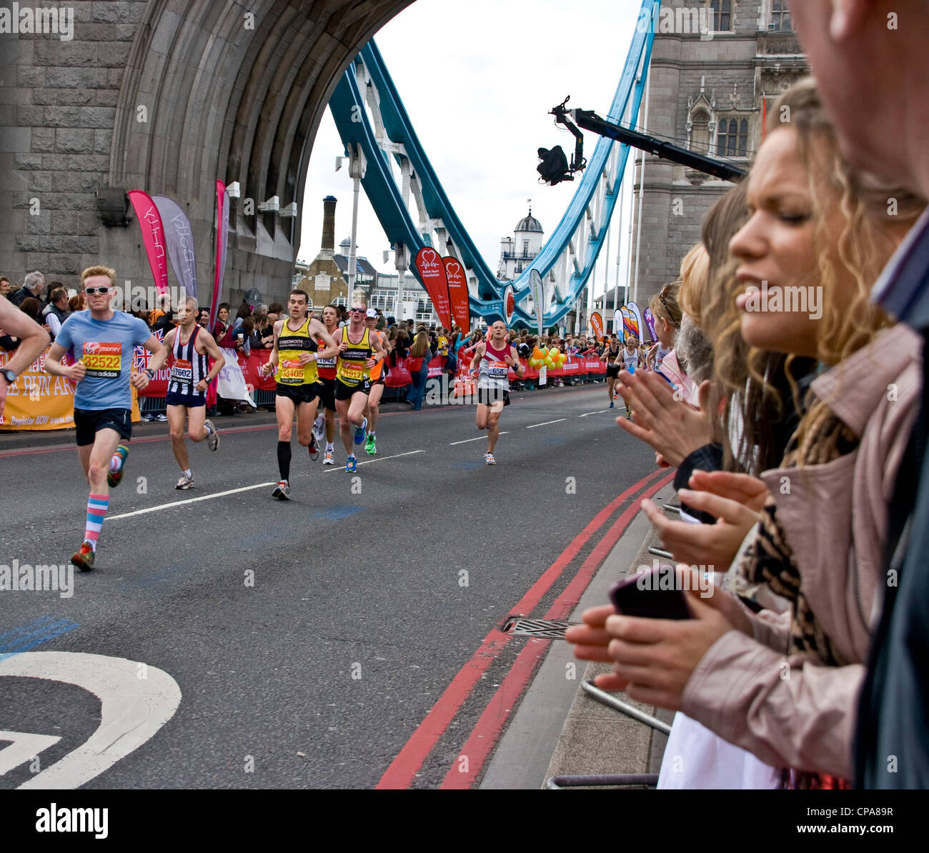 London marathon crossing tower bridge hi-res stock photography and ...