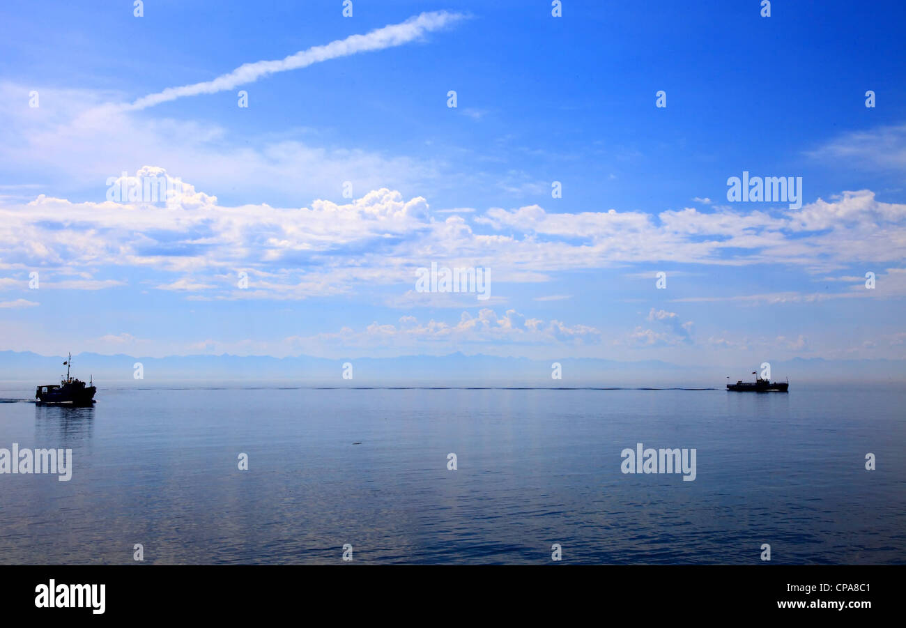 Horizon two small ships hi-res stock photography and images - Alamy