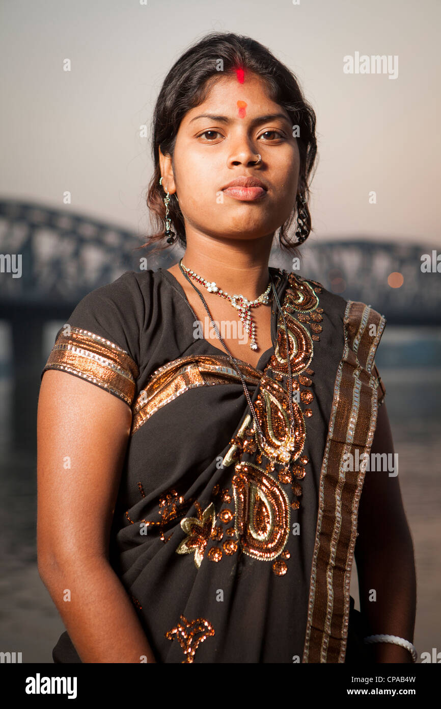 Portrait of Indian woman DakshineswarKolkata Ghat, West Bengal, India ...