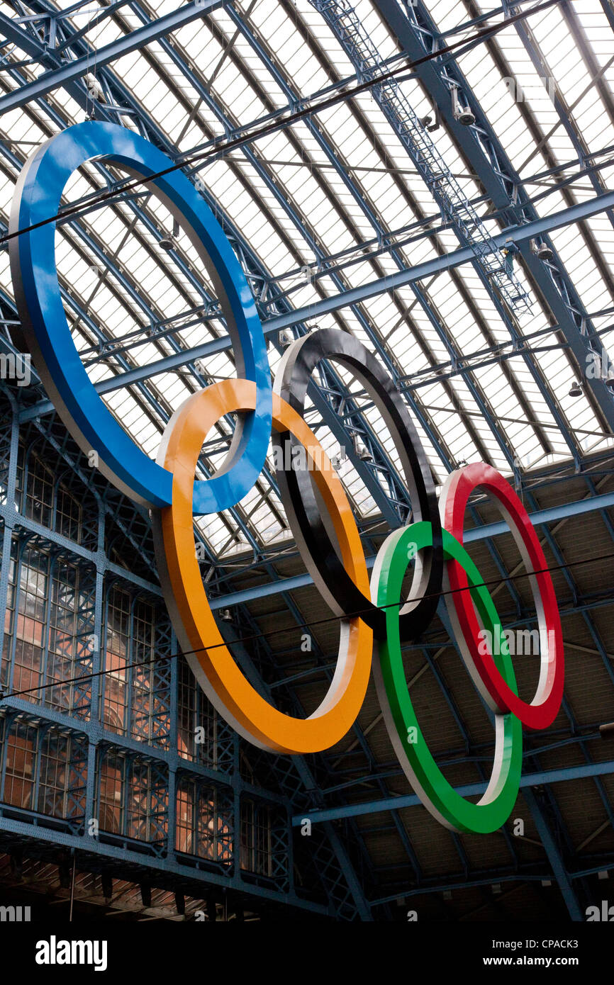 Giant set of Olympic Rings at St Pancras station, central London ...