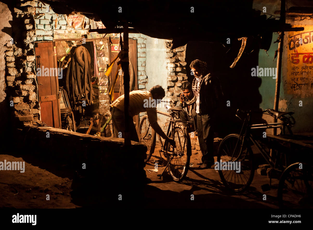 India bicycle repair shop hi-res stock photography and images - Alamy