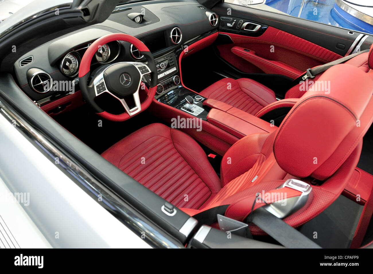 Car center hi-res stock photography and images - Alamy