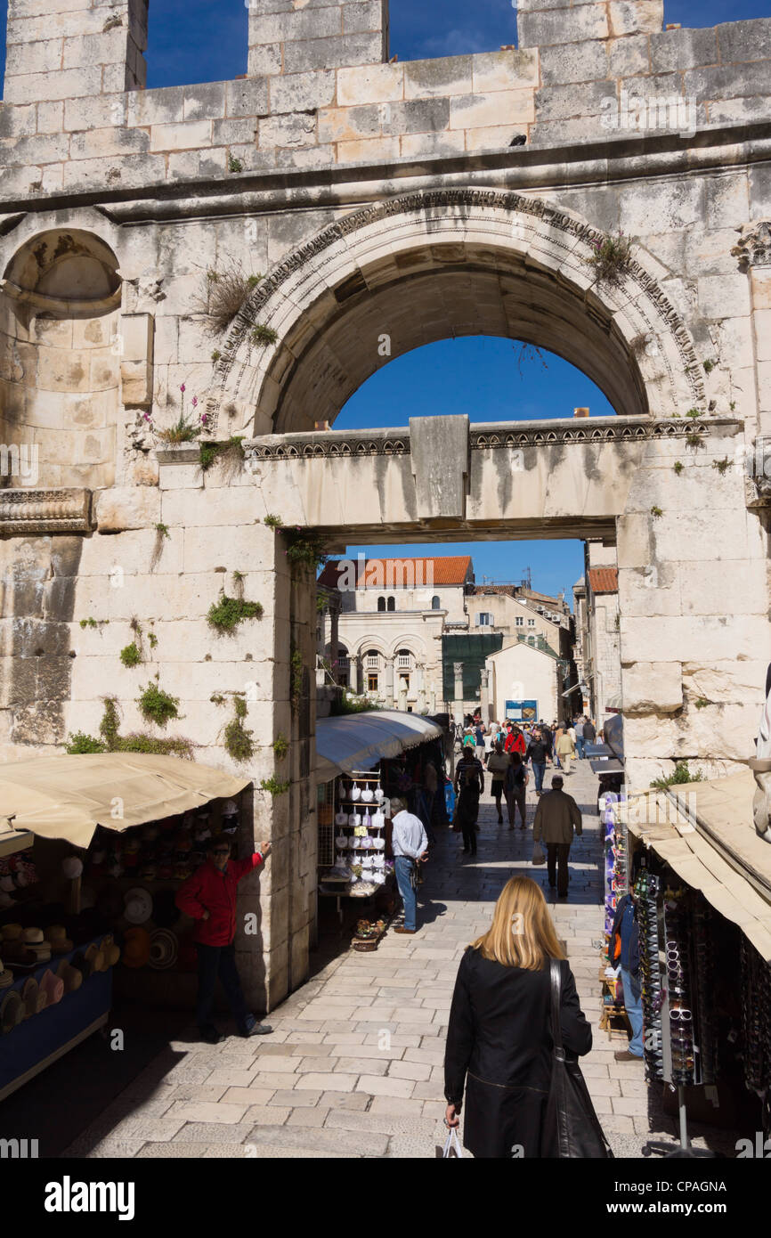 Split city gate hi-res stock photography and images - Alamy