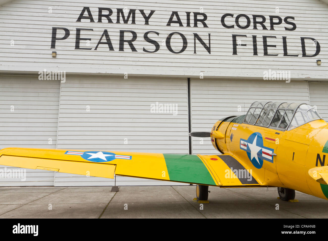 World war ii fighter trainer aircraft hi-res stock photography and ...