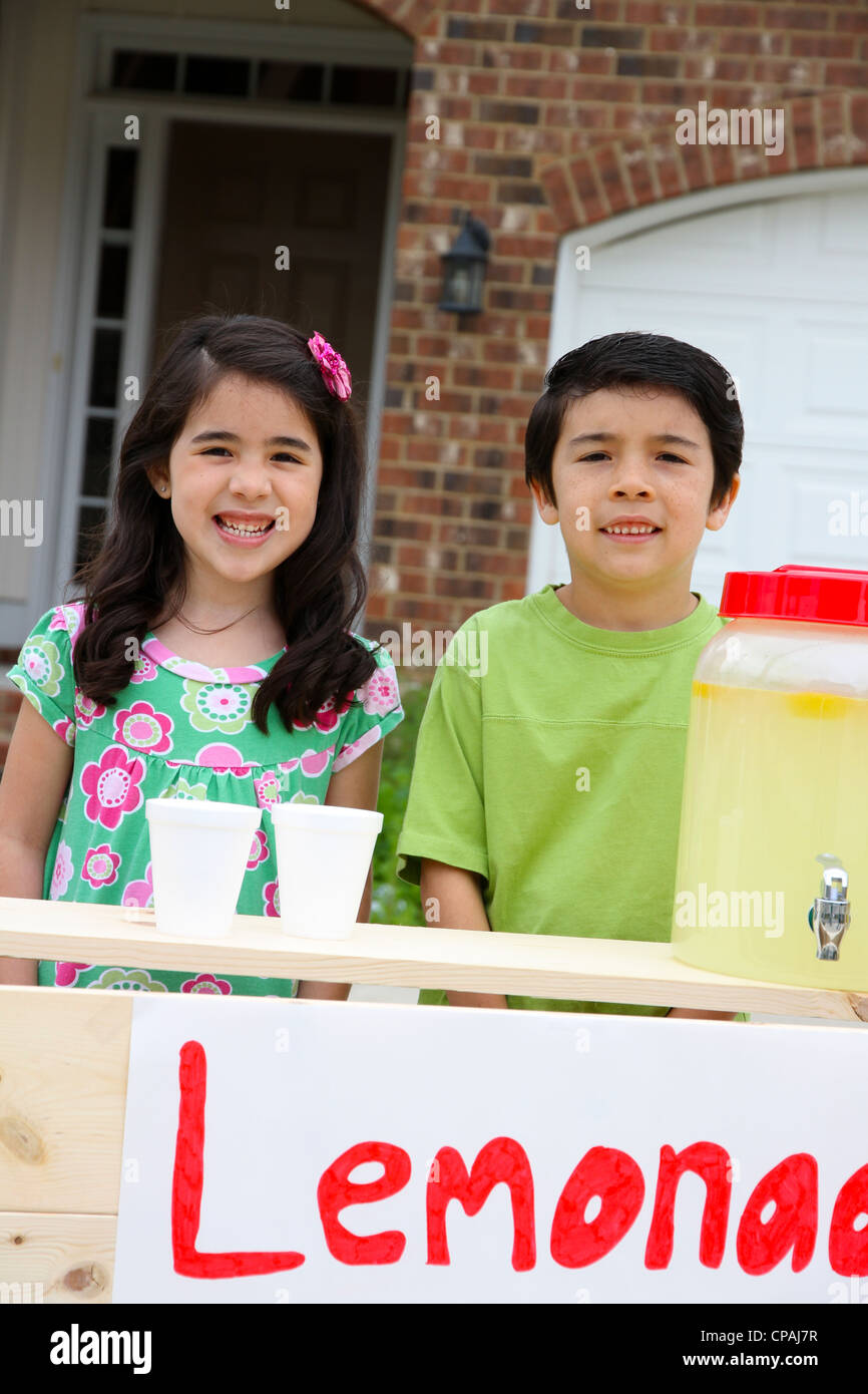 Kids lemonade stand hi-res stock photography and images - Alamy
