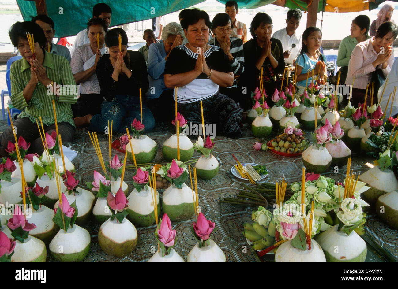 Cambodia, Phnom Penh, praying people, religious ceremony Stock Photo ...
