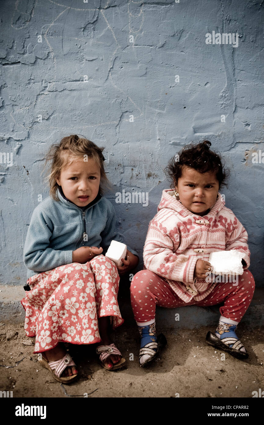 Romanian gypsy children hi-res stock photography and images - Alamy