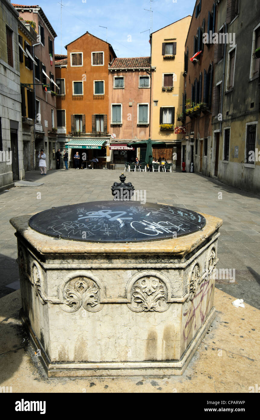 Old water well hi-res stock photography and images - Alamy