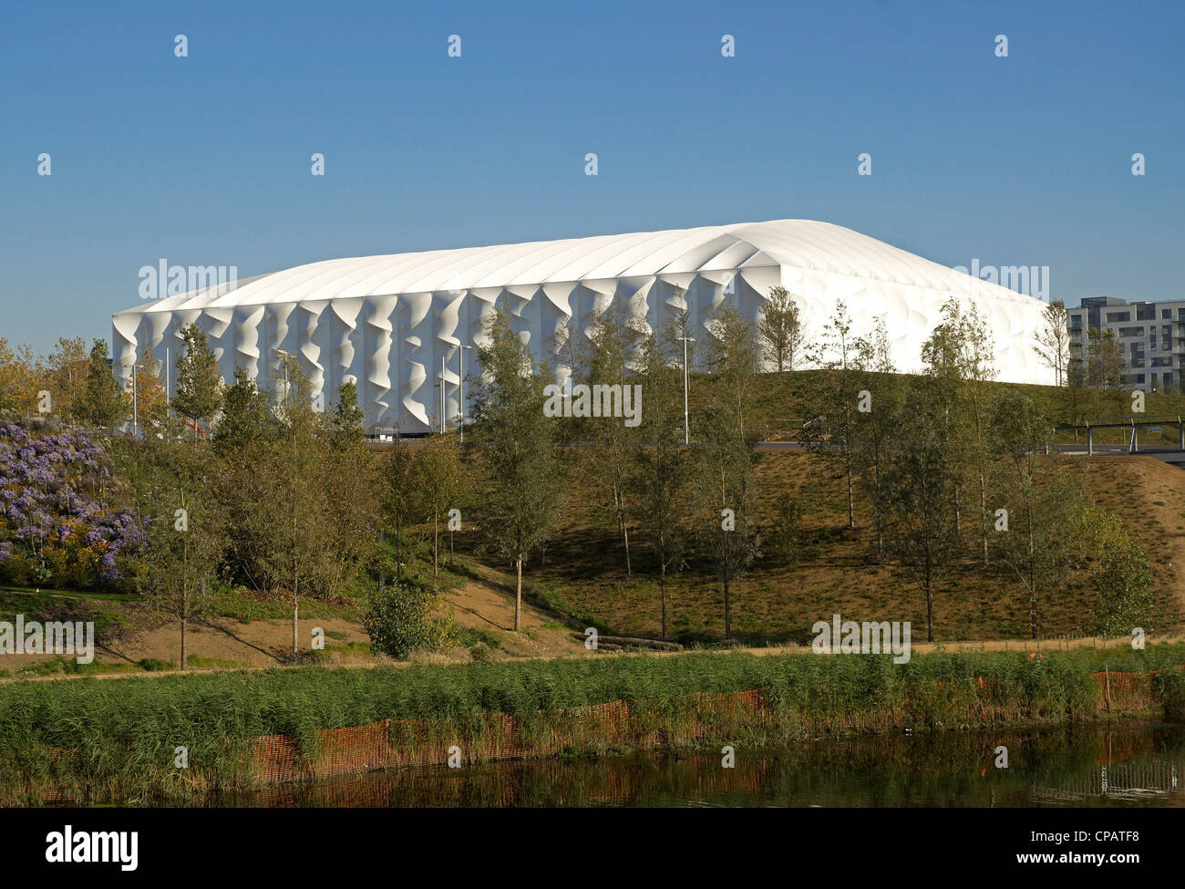 Basketball arena london exterior hi-res stock photography and images ...