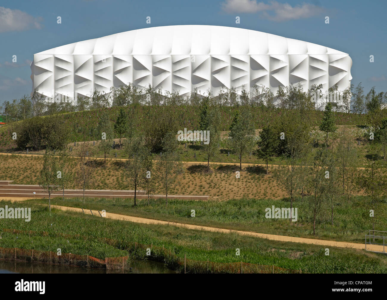 Basketball arena london exterior hi-res stock photography and images ...