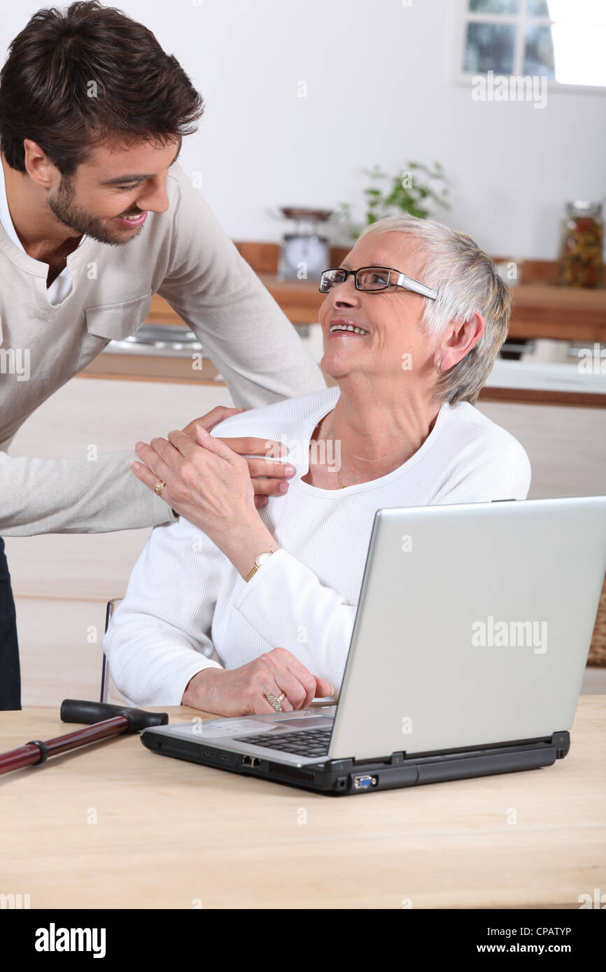 man explaining to senior woman how to use computer Stock Photo - Alamy