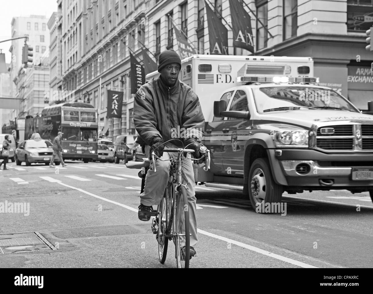 Urban traffic in new Black and White Stock Photos & Images - Alamy