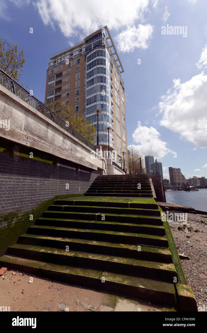 London embankment river thames wall hi-res stock photography and images ...