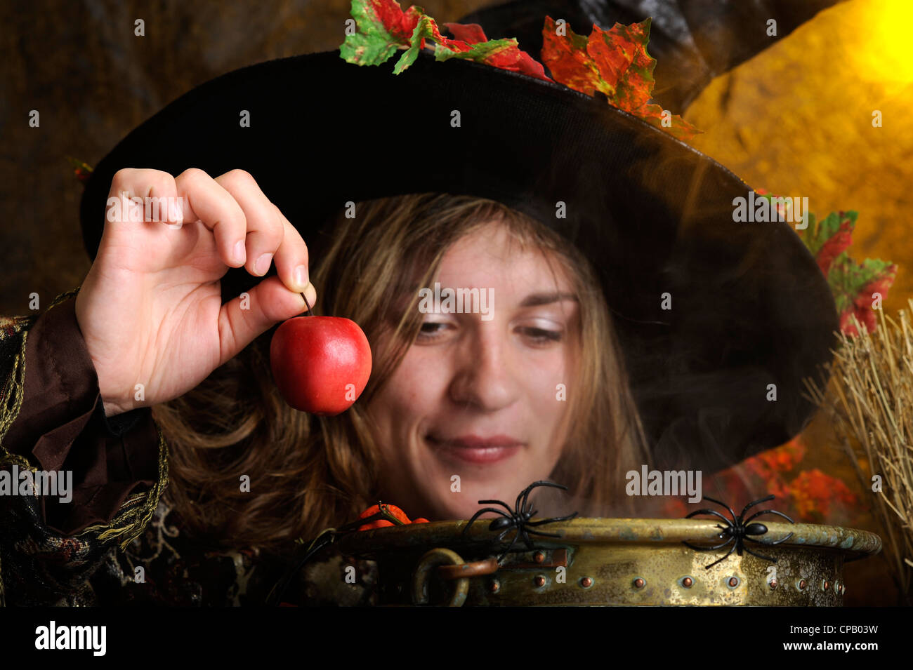 Witch with apple hi-res stock photography and images - Alamy