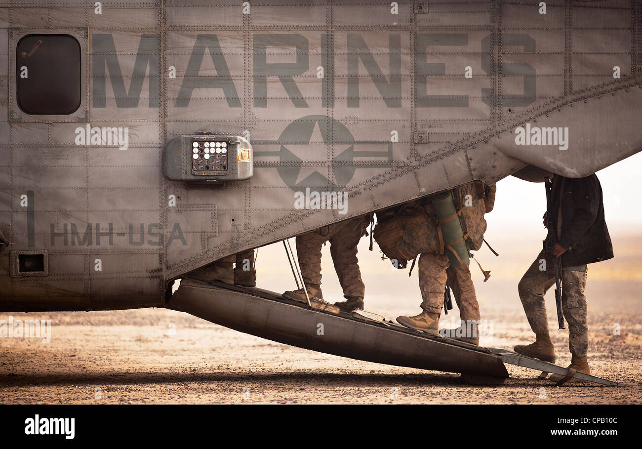 81mm mortar platoon hi-res stock photography and images - Alamy