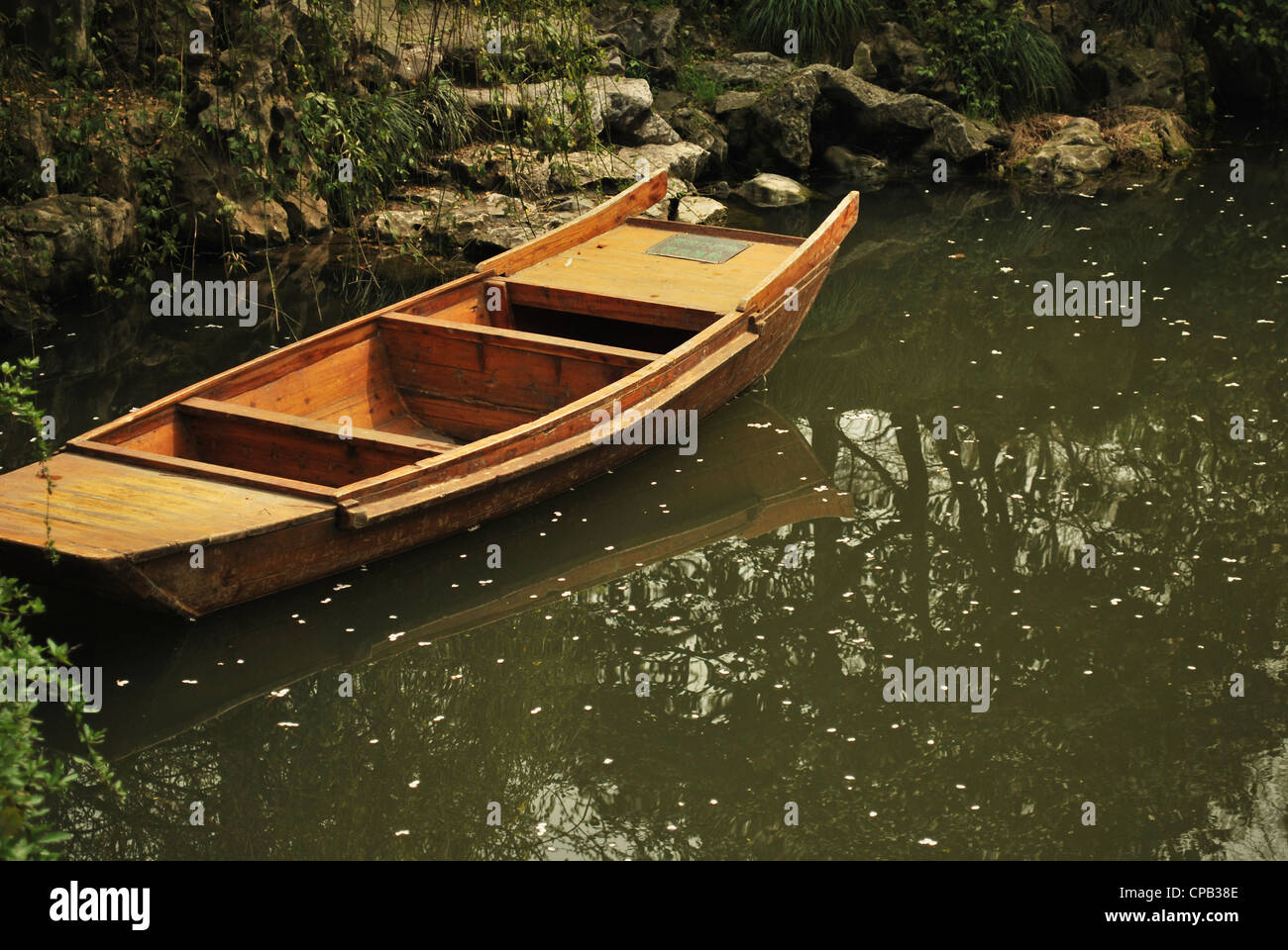 Chinese wooden boat hi-res stock photography and images - Alamy
