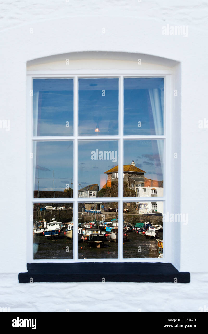 White painted cottage wondow hi-res stock photography and images - Alamy