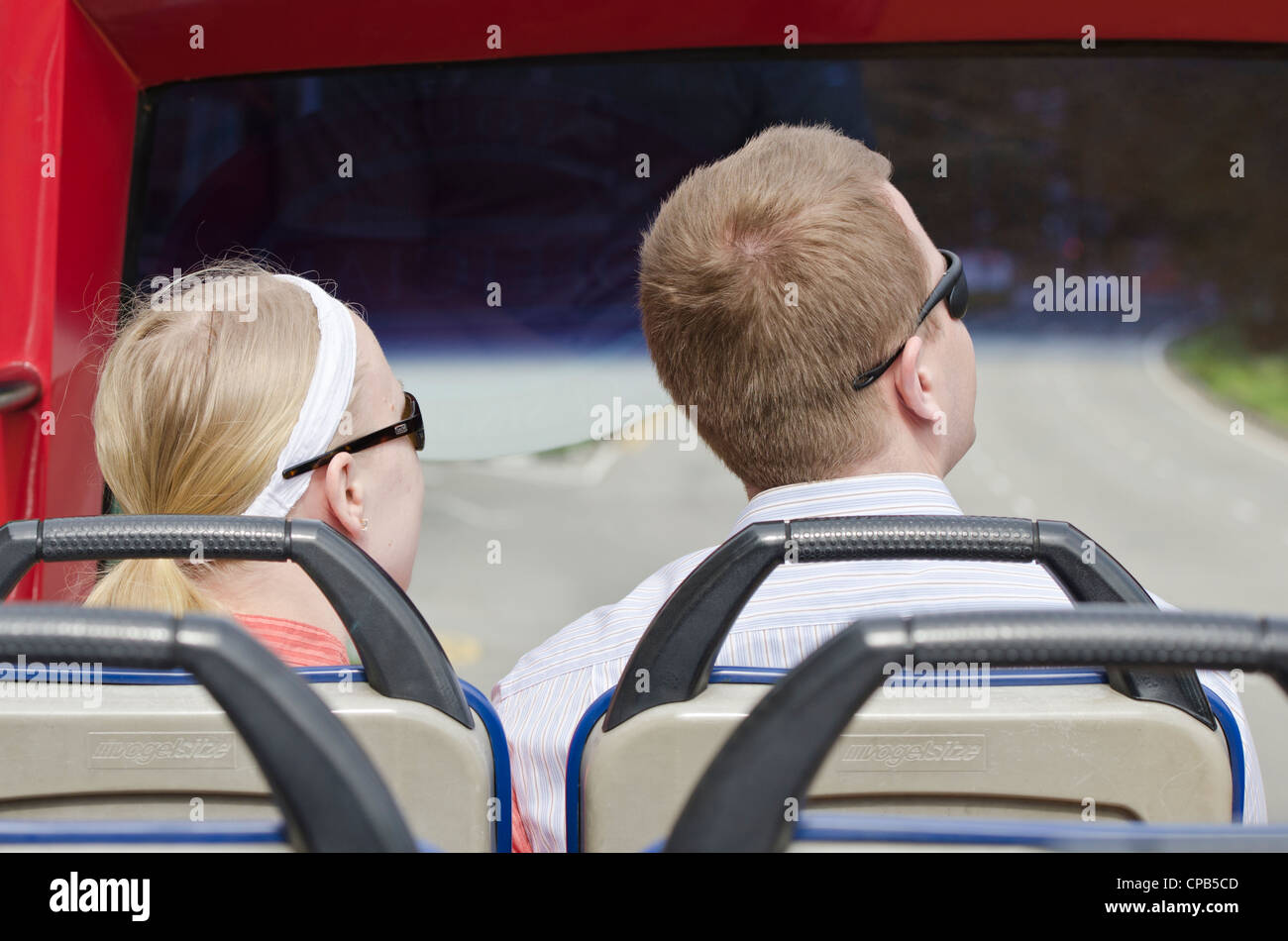 Open top bus couple hi-res stock photography and images - Alamy