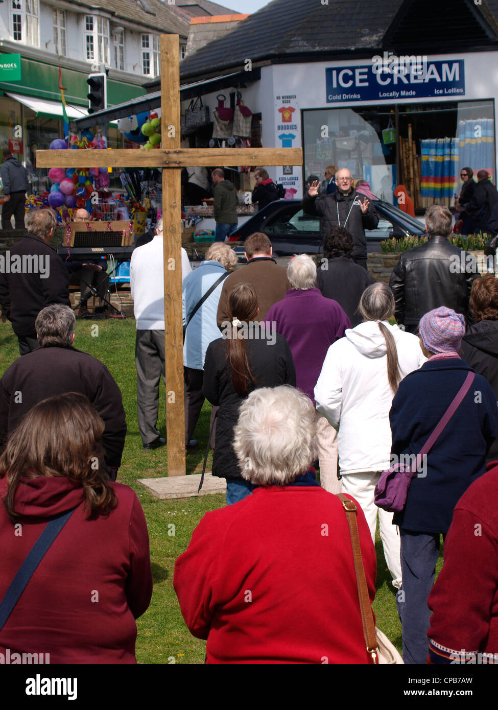 Easter church worship service crowd hi-res stock photography and images ...