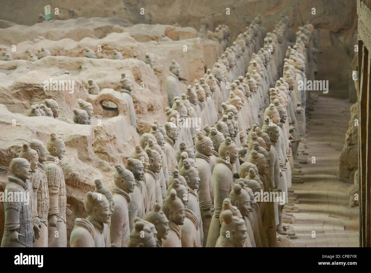 Lines of terracotta warriors hi-res stock photography and images - Alamy