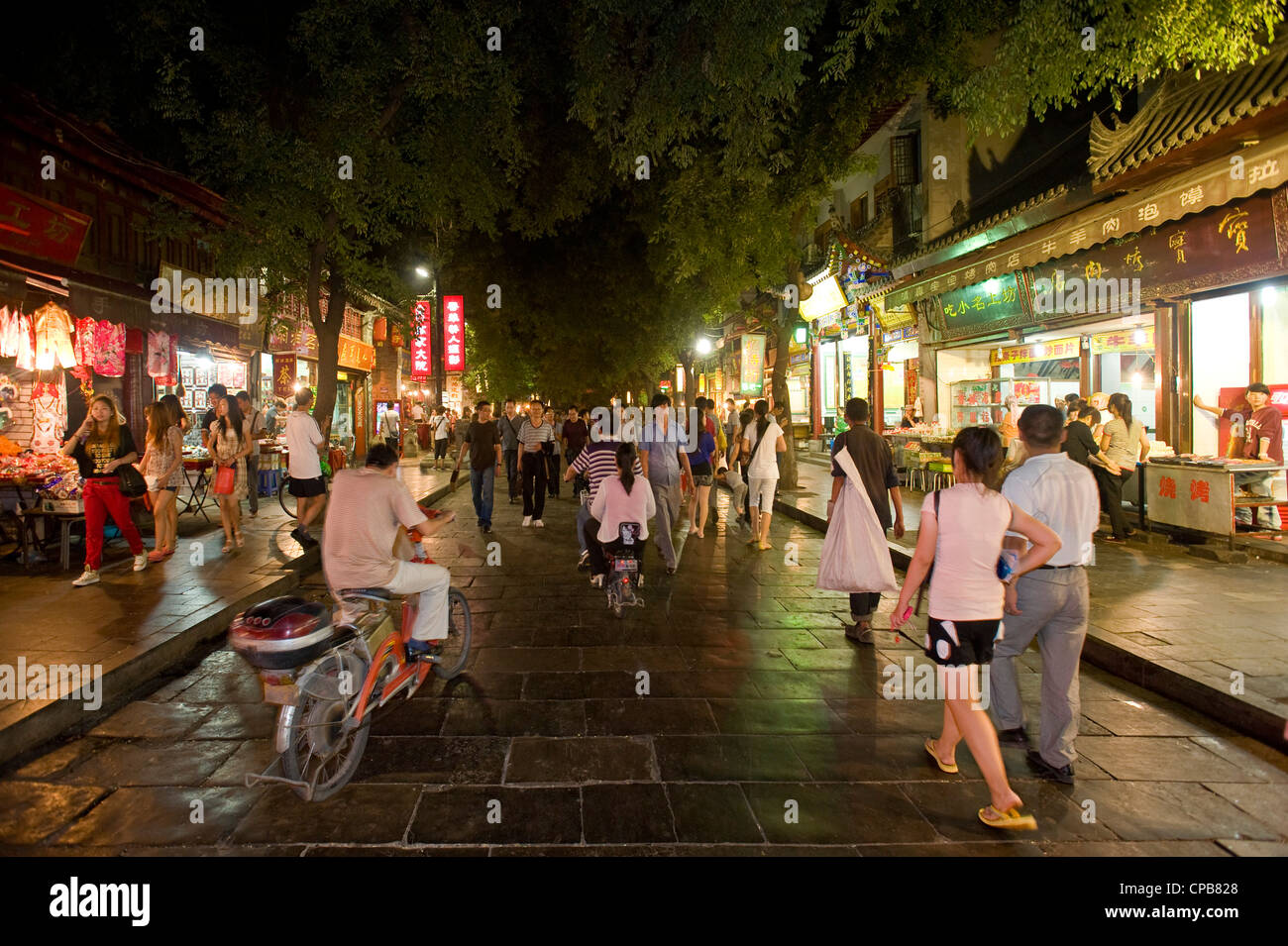 Chinese people shopping at Moslem Street (Huimin Jie) in Xian Stock ...