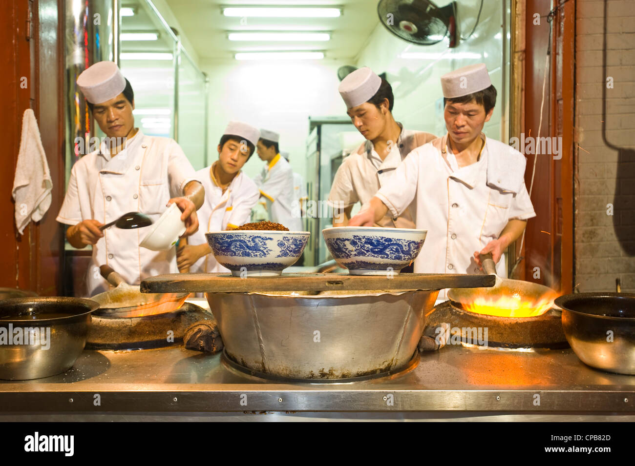 Chinese chef wok hi-res stock photography and images - Alamy