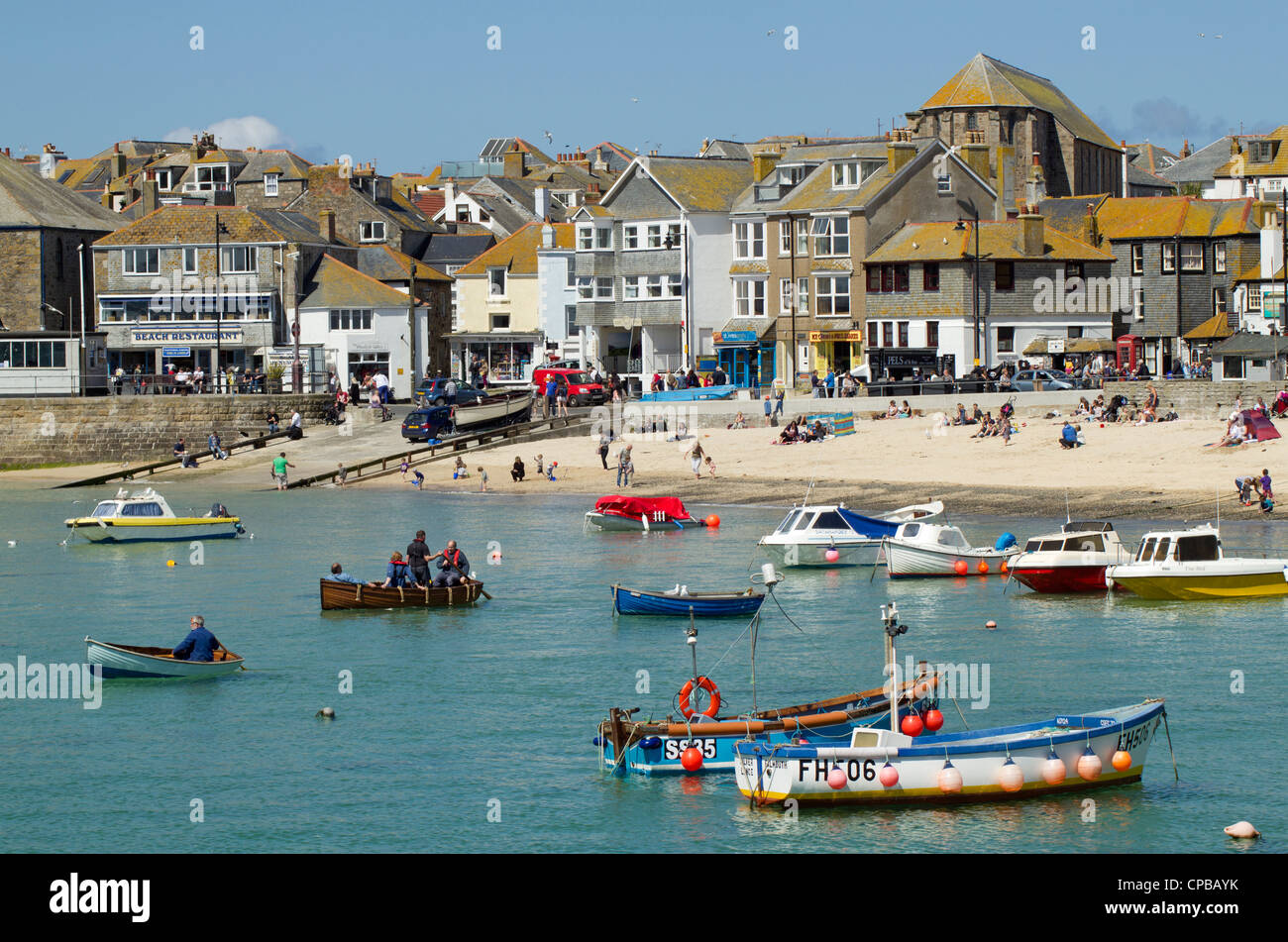 Fishing boats on a beach in cornwall hi-res stock photography and ...