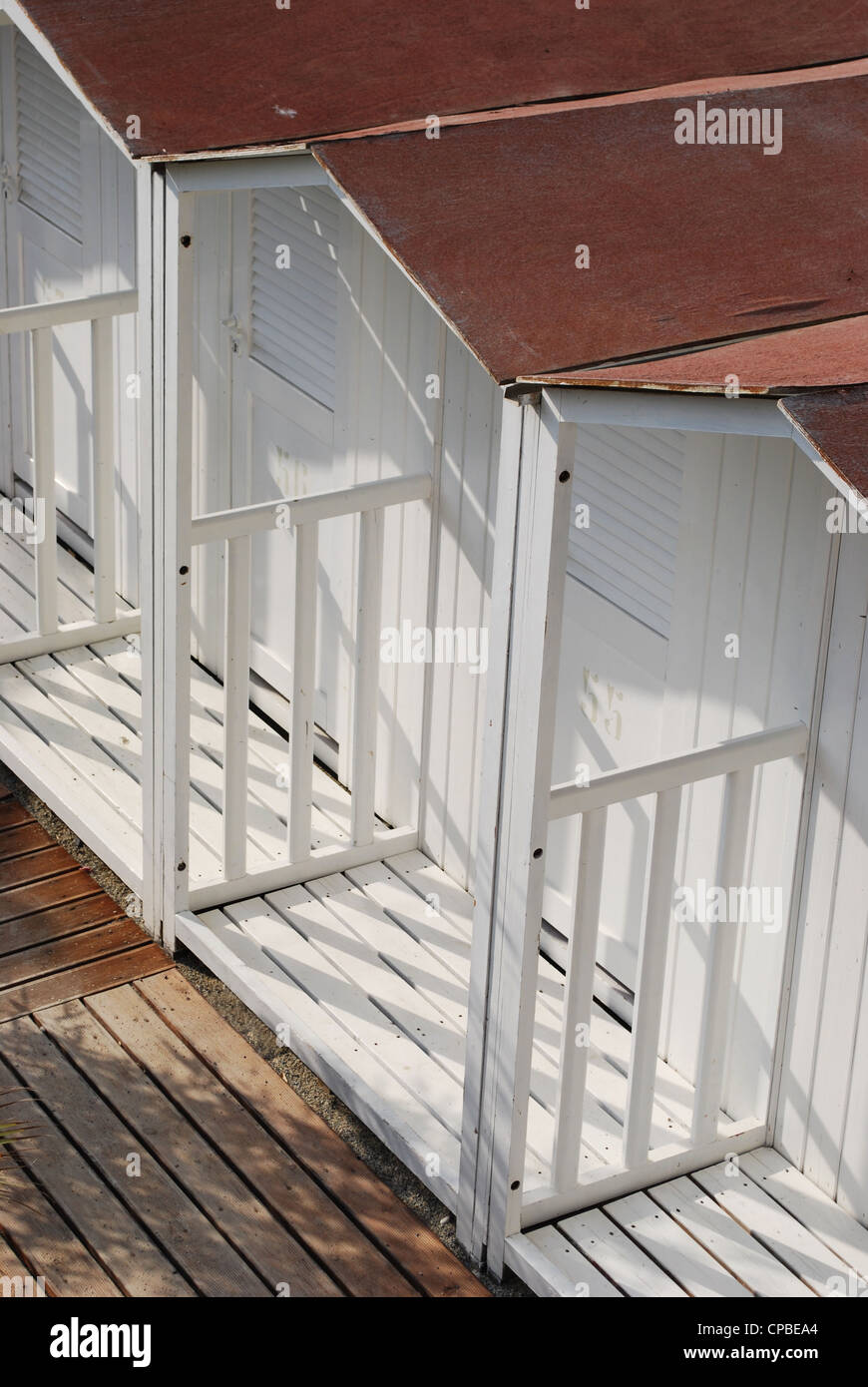 White beach huts simple hi-res stock photography and images - Alamy