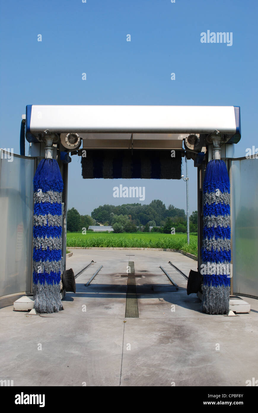 Empty automatic car wash hi-res stock photography and images - Alamy