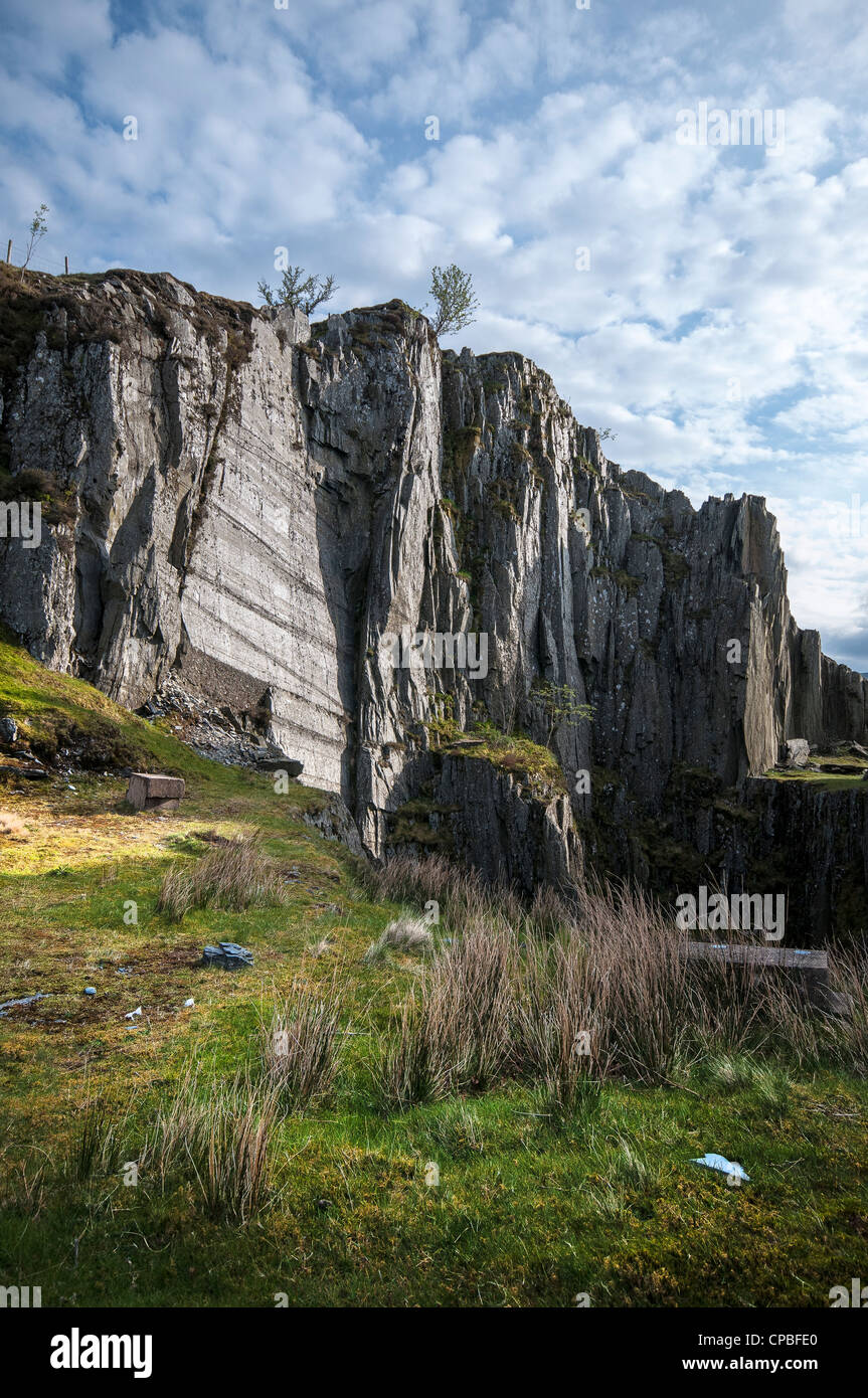 Cliff face at the base Mount Snowdon in North Wales Stock Photo - Alamy