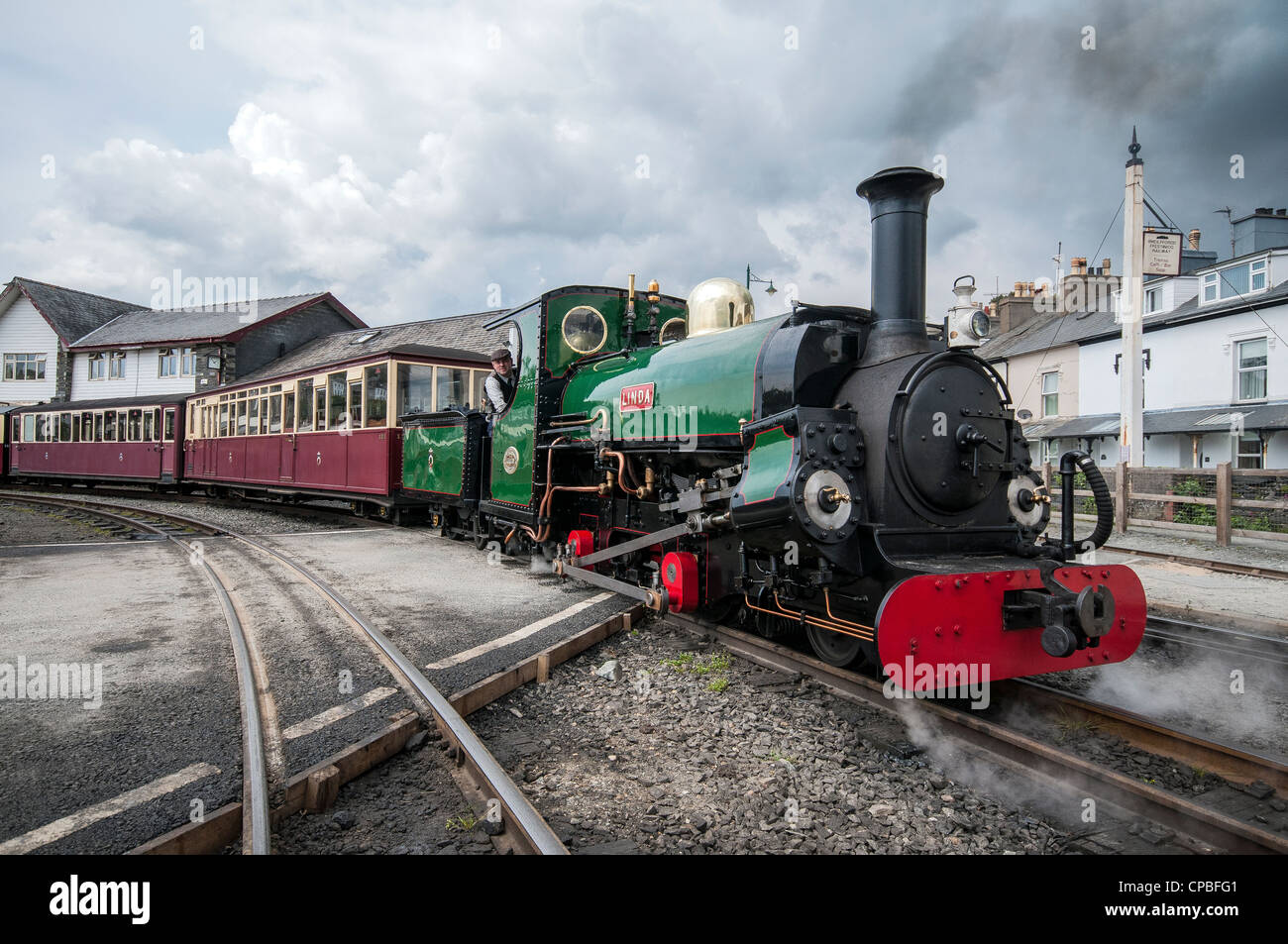 Steam train porthmadog railway station hi-res stock photography and images - Alamy