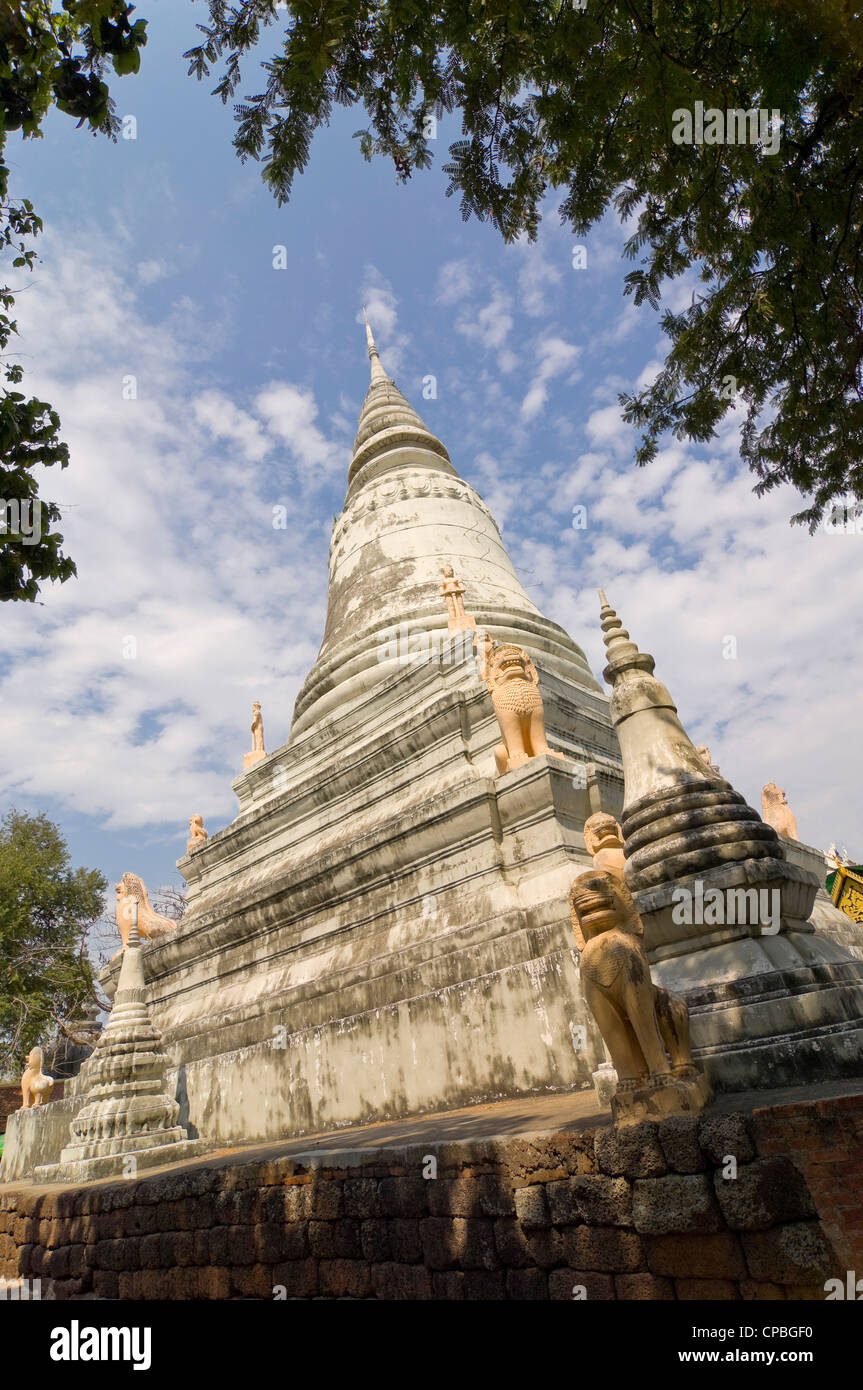 Wat phnom temple mountains hi-res stock photography and images - Alamy