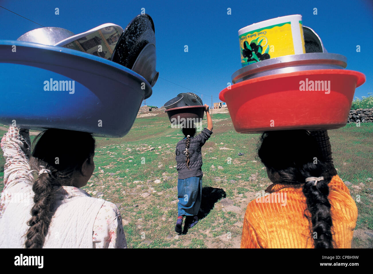 Girls carrying drinking water hi-res stock photography and images - Alamy