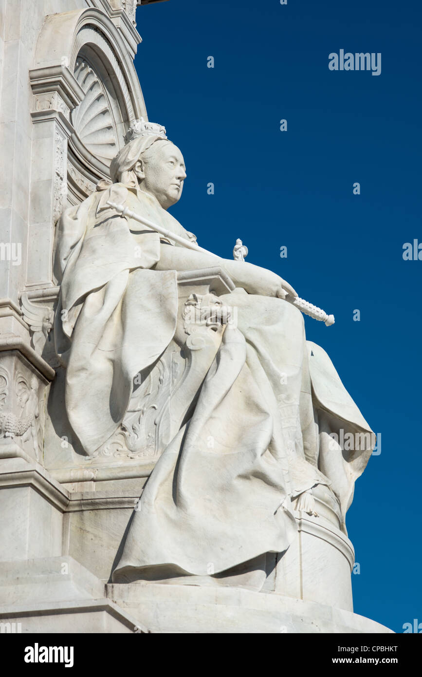 Queen victoria statue hi-res stock photography and images - Alamy