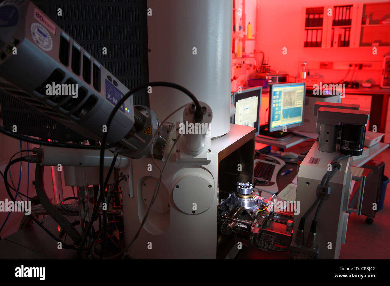 Scanning electron microscope police hi-res stock photography and images ...