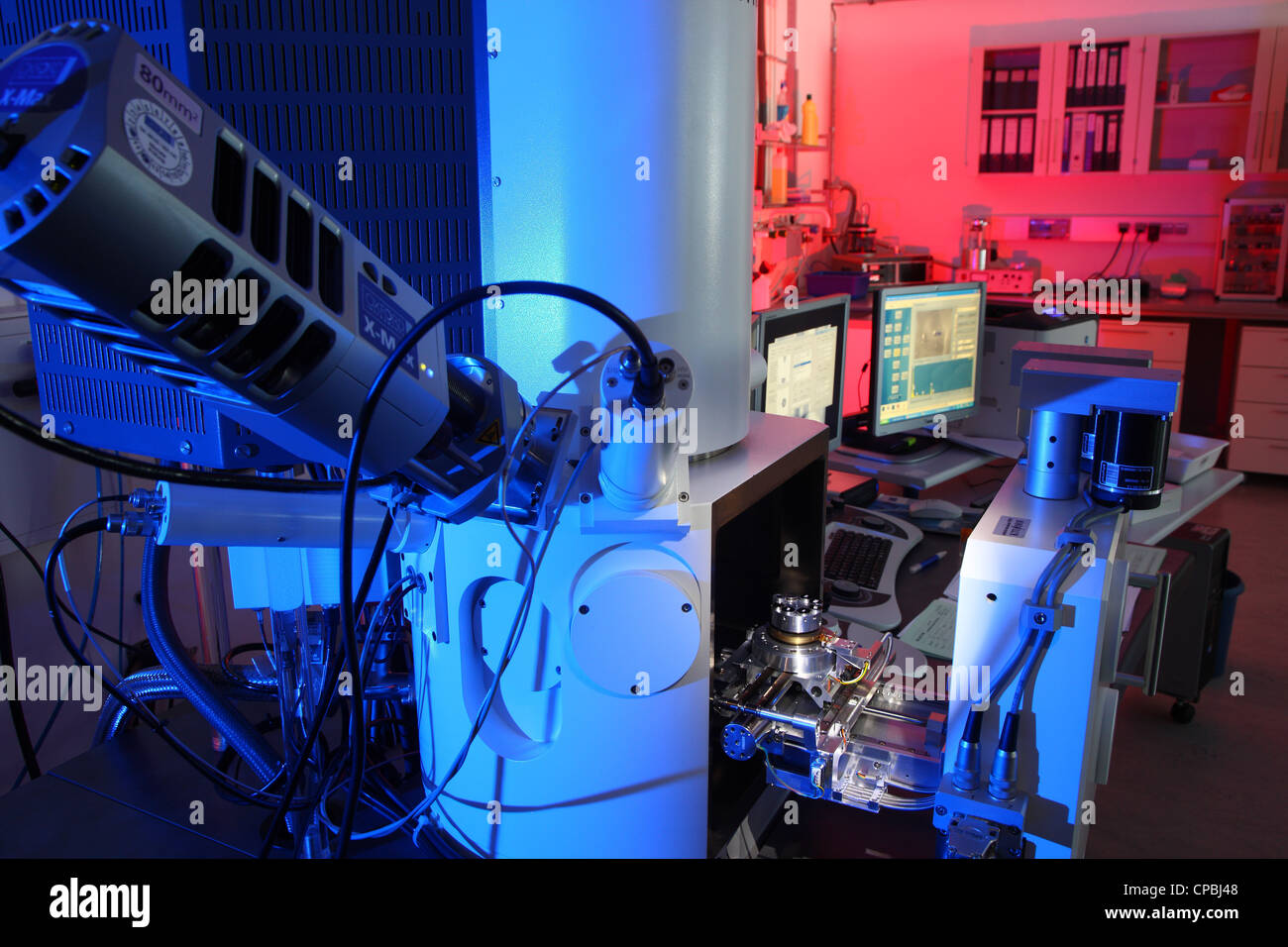 Scanning electron microscope lab hi-res stock photography and images ...