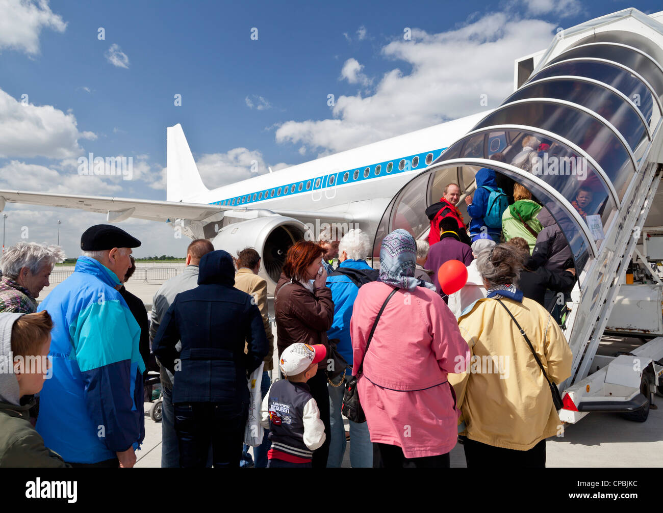 People boarding an airplane Stock Photo - Alamy