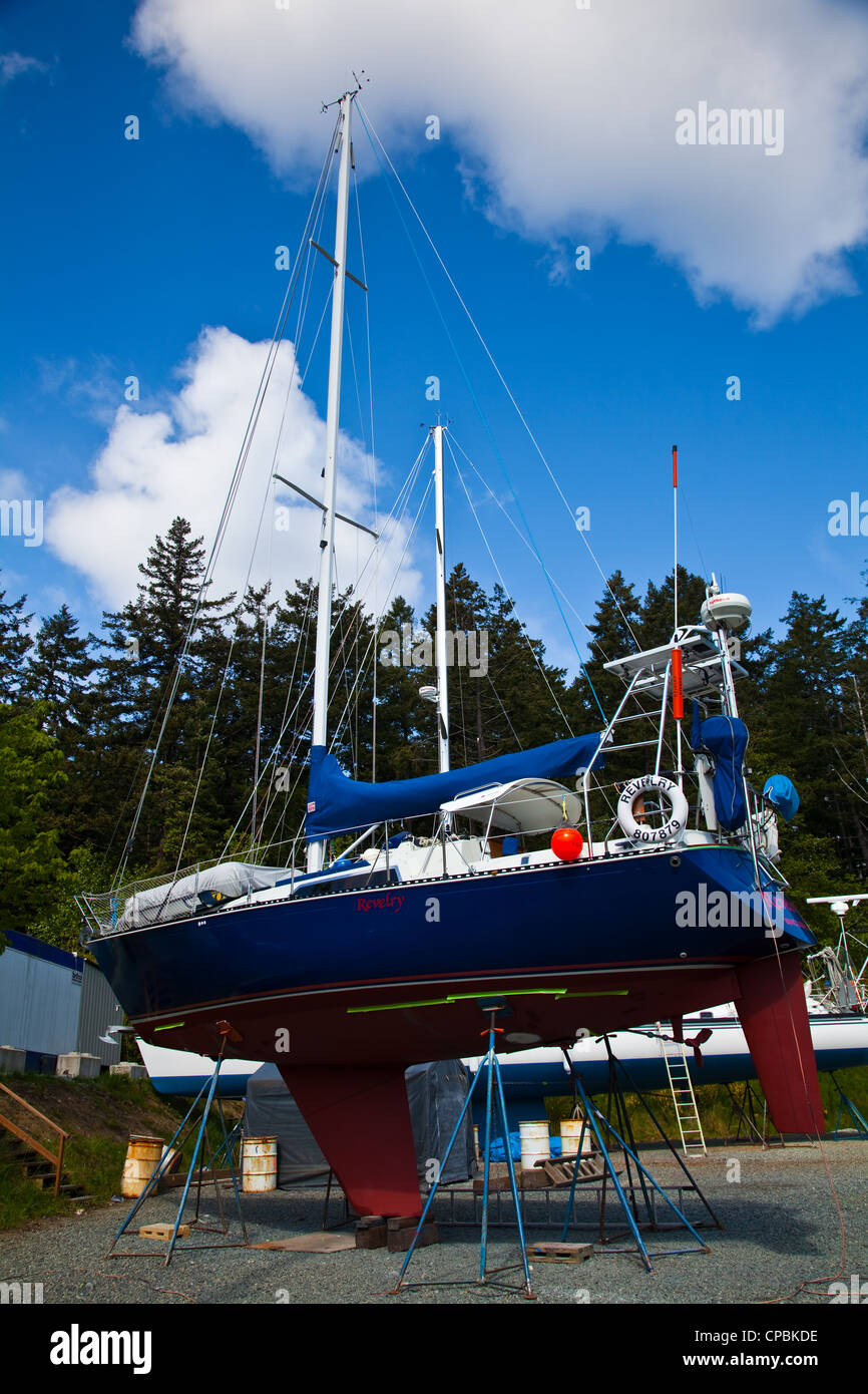 A sailing boat supported on stanchions for an overhaul Stock Photo - Alamy