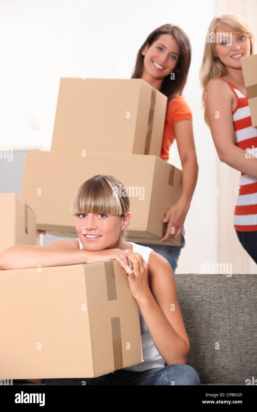 Three female flat-mates packing boxes Stock Photo - Alamy