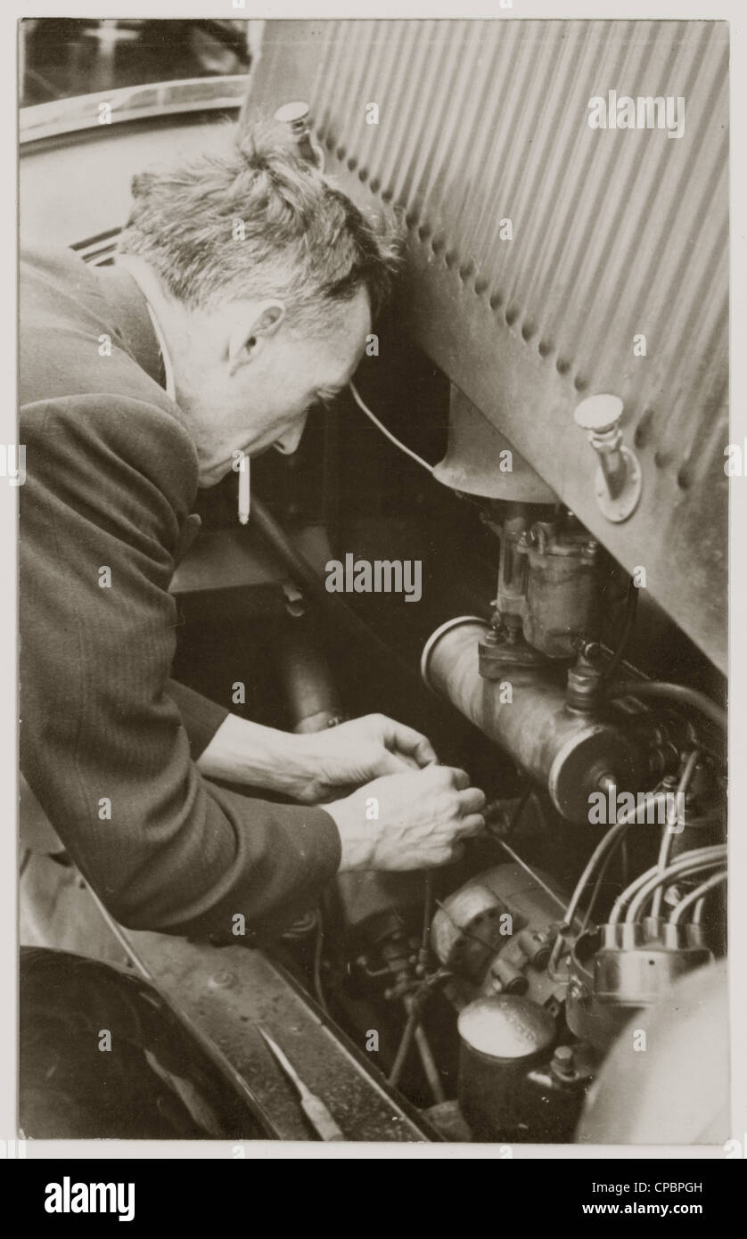 Early 1900s mechanic hi-res stock photography and images - Alamy