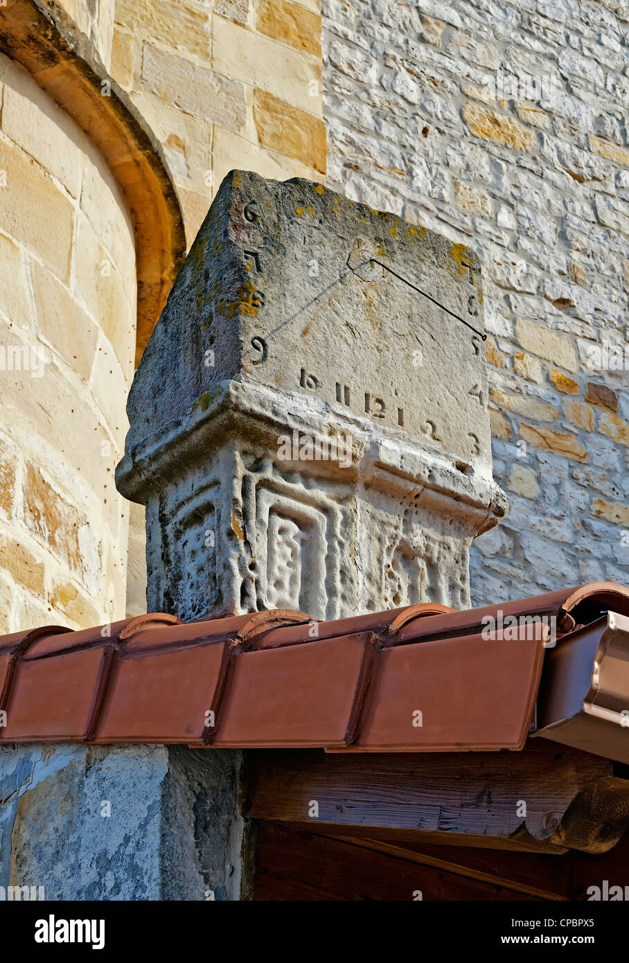 Vertical sundial on building wall hi-res stock photography and images ...