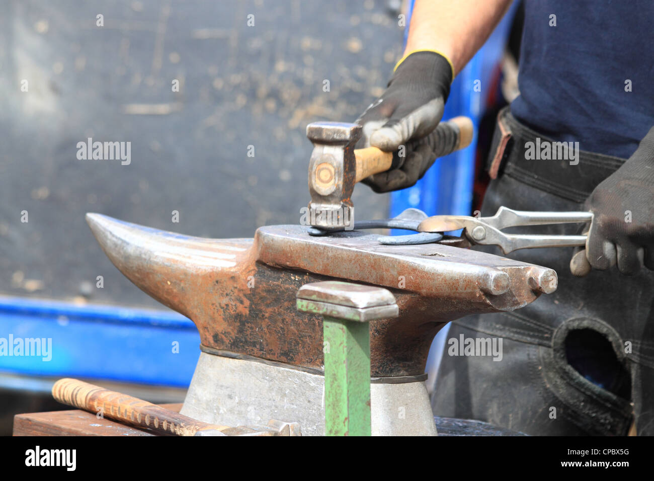 Hammer hitting screw hi-res stock photography and images - Alamy