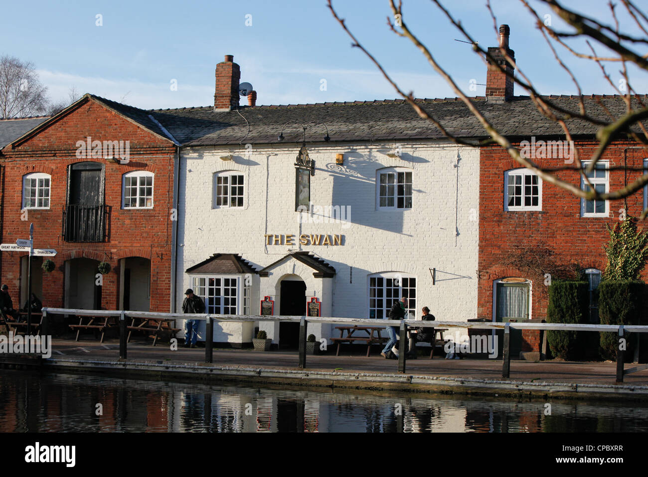 The Swan pub at Fradley Junction in the Midlands Stock Photo - Alamy