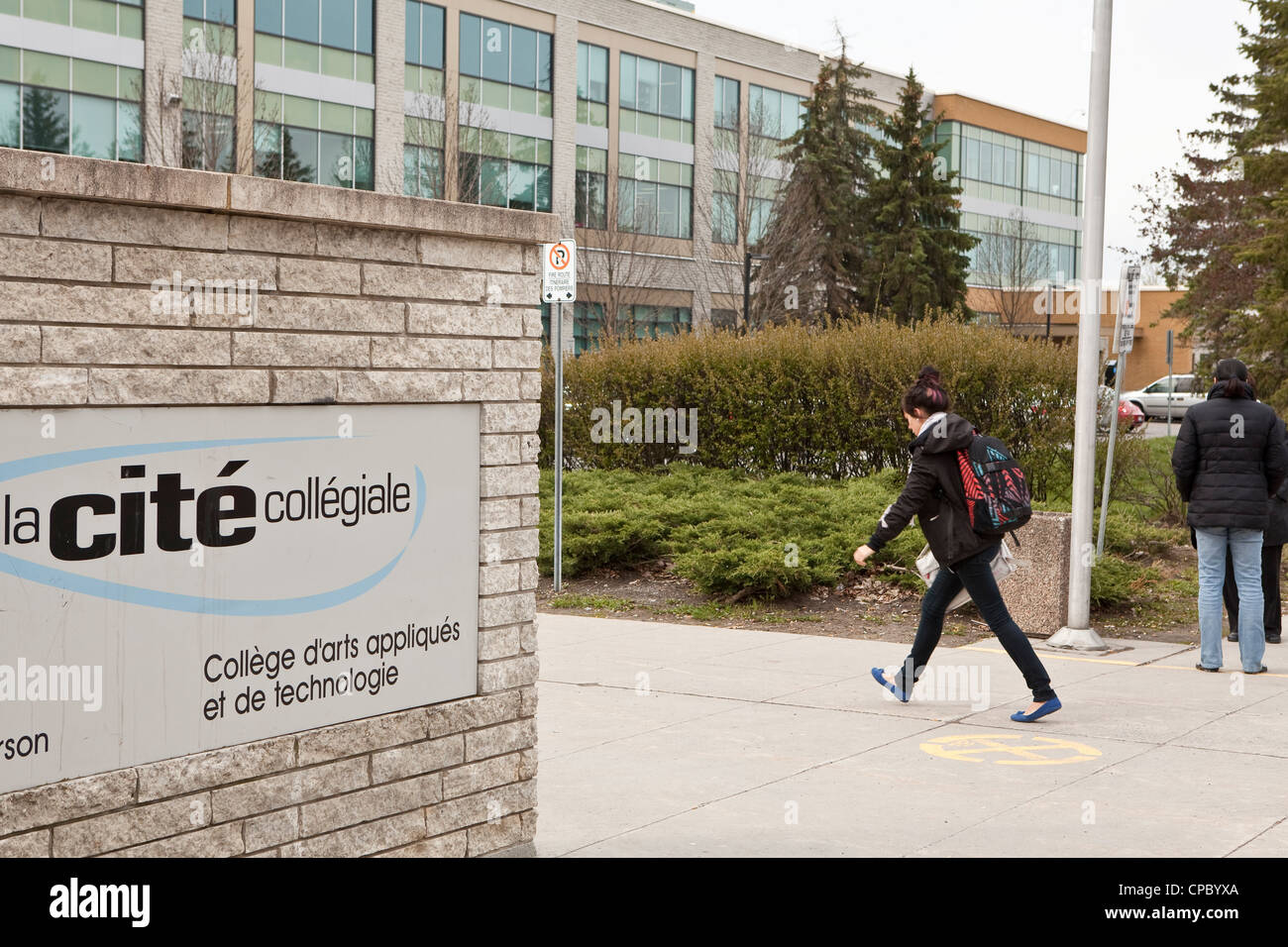 A student walks hi-res stock photography and images - Alamy