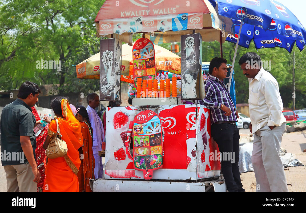 Ice cream vendor india hi-res stock photography and images - Alamy