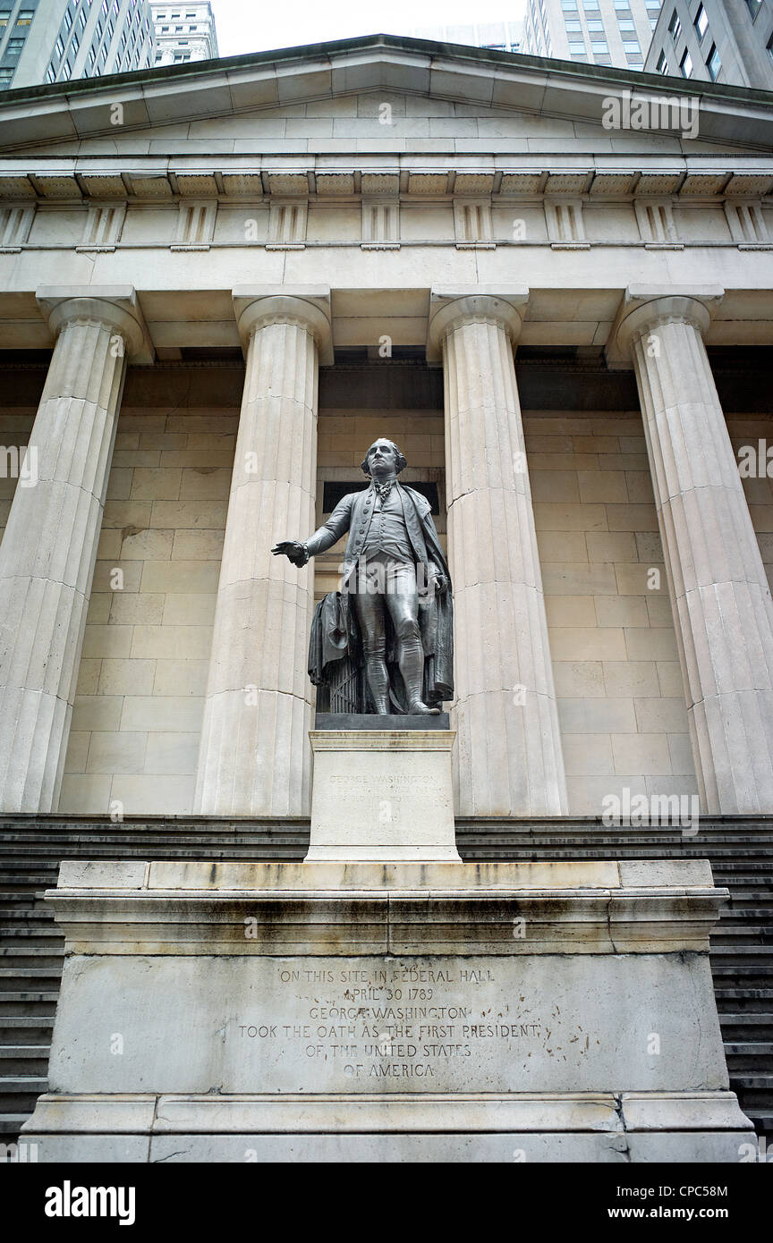 The facade of the New York Stock Exchange building in the financial ...