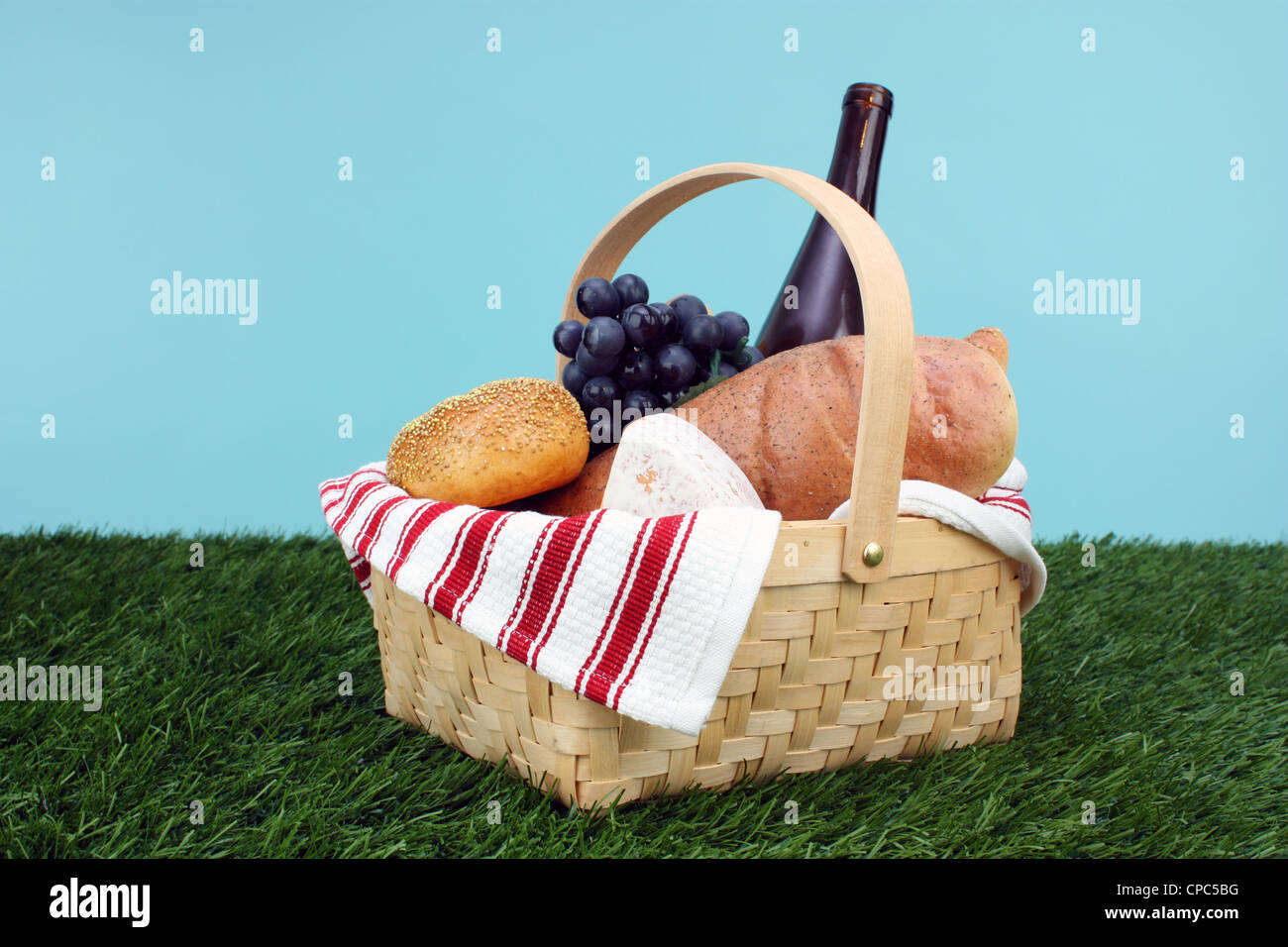 Picnic Basket filled with food that is ready to eat Stock Photo - Alamy