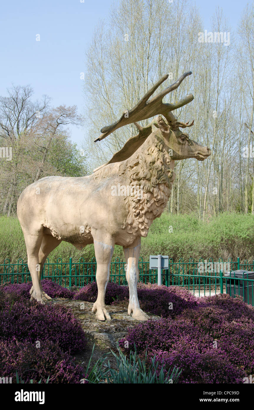 Megalocerus dinosaur mode - Crystal Palace Parks prehistoric monster ...