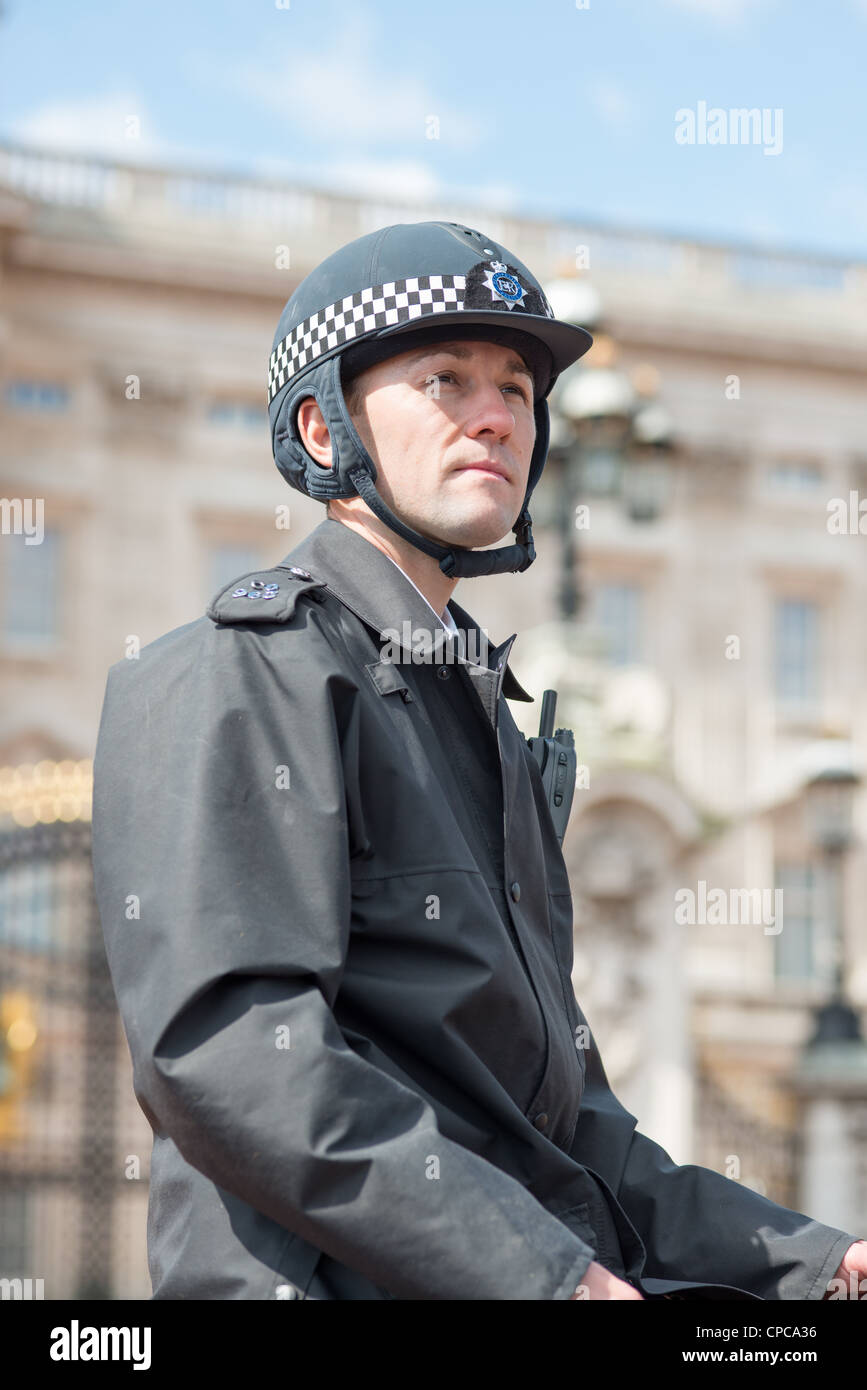 Policeman uk hi-res stock photography and images - Alamy