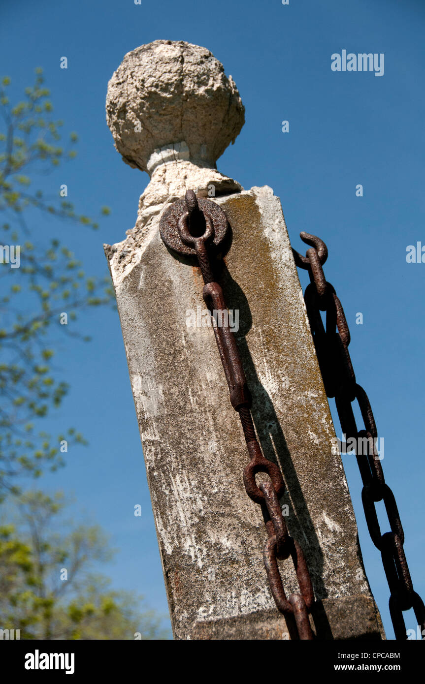 Rusty chain on post Stock Photo - Alamy